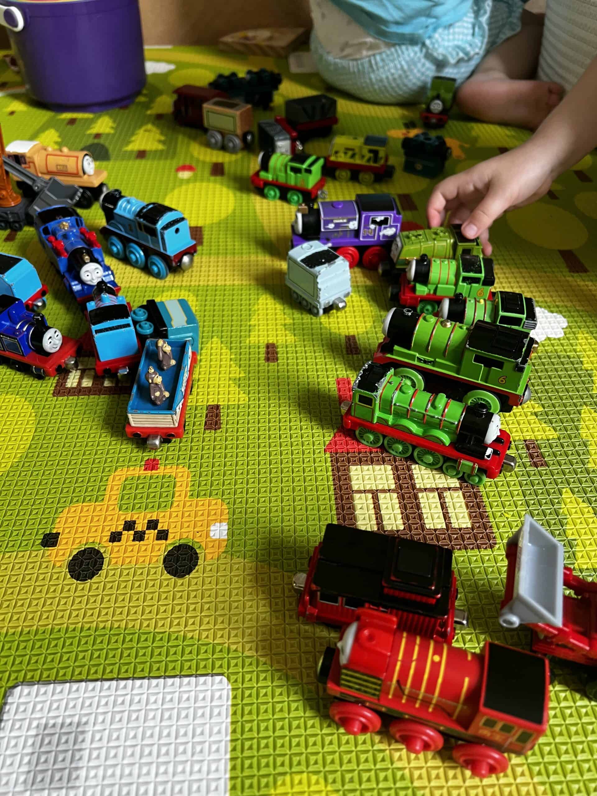 Train sorting: a fun train activity for kids - Celebrating with kids