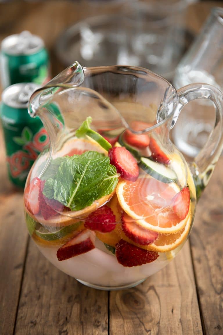 Christmas Mocktails: 12 Non-Alcoholic Drinks to Delight Your Guests ...