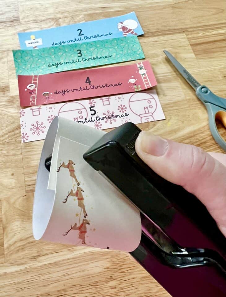 Free printable Christmas paper chain countdown - Celebrating with kids