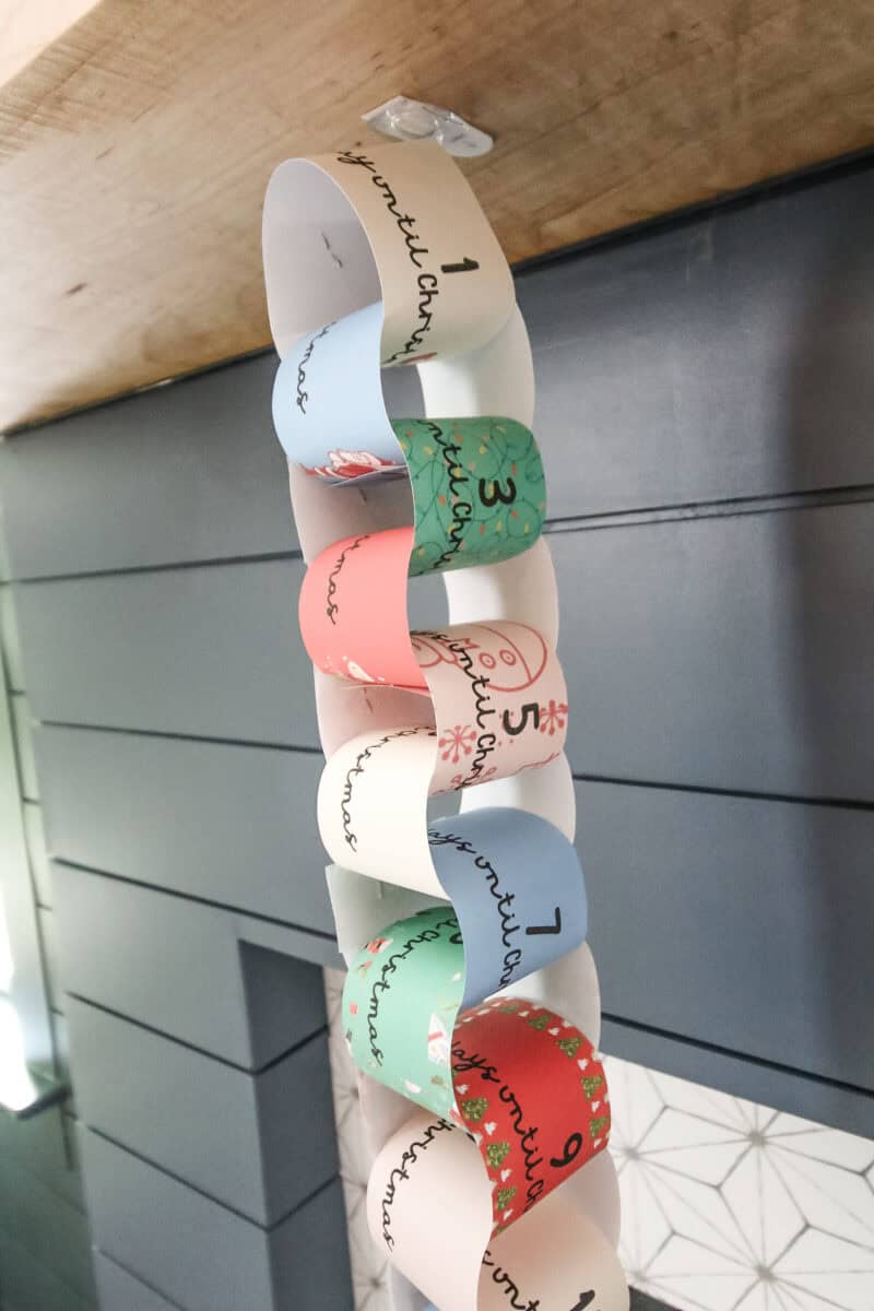 Free printable Christmas paper chain countdown - Celebrating with kids