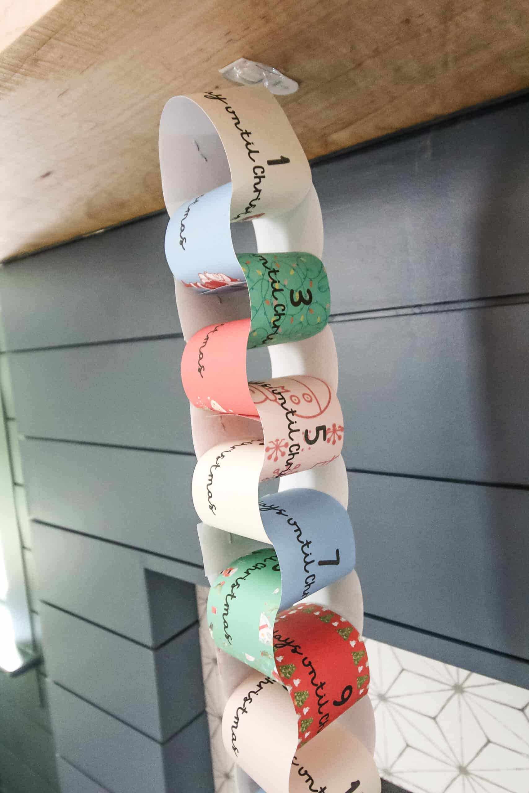 Free printable Christmas paper chain countdown - Celebrating with kids